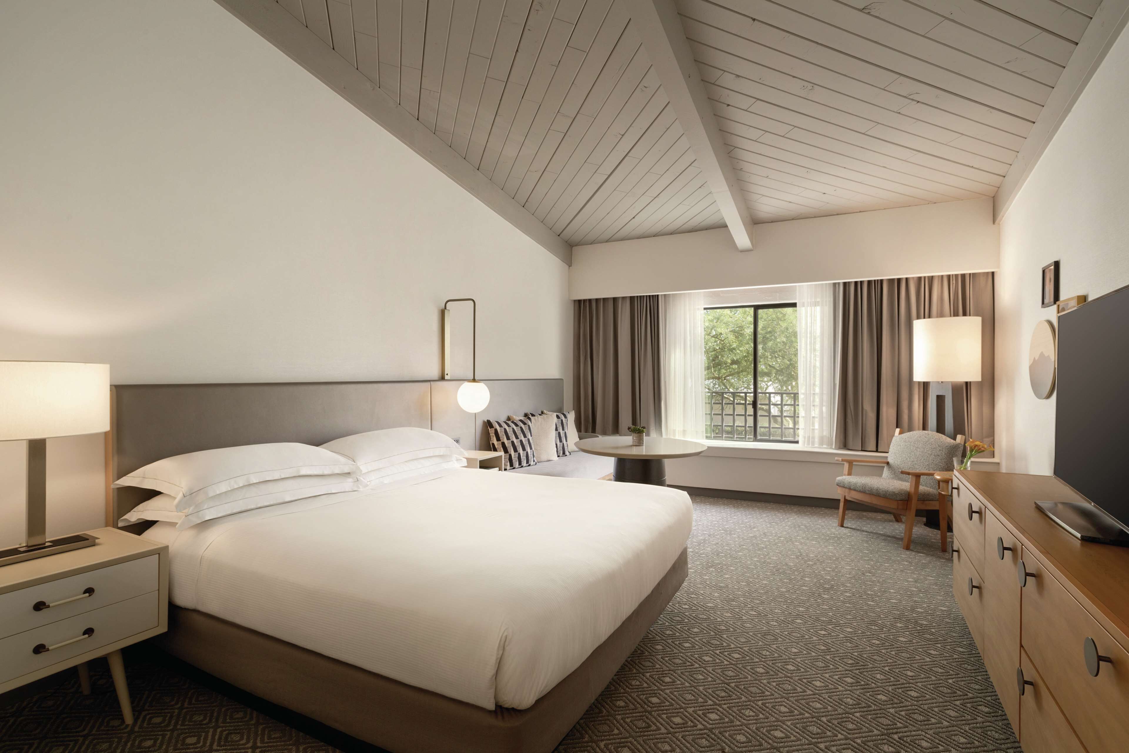 Roupas de cama premium, camas Tempur-Pedic, cofres nos quartos