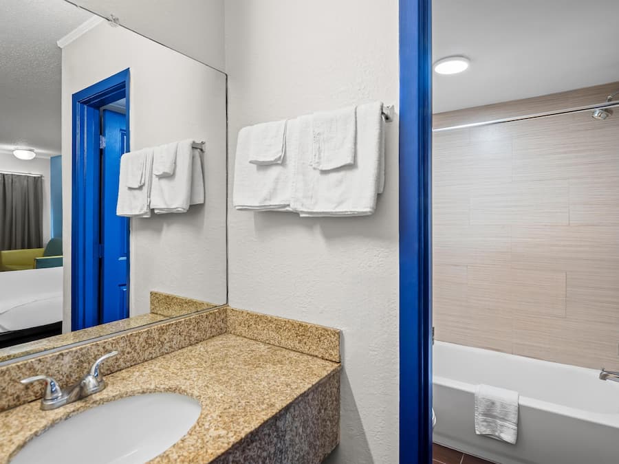 Quarto, 1 cama king-size | Casa de banho