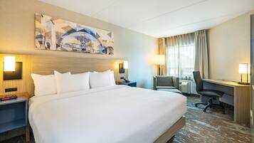 Secretária, cortinas/cortinados opacos, ferro/tábua de engomar