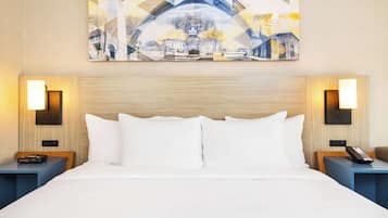 Secretária, cortinas/cortinados opacos, ferro/tábua de engomar