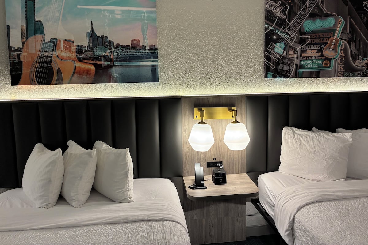 Quarto, 2 camas Queen, para não fumantes | Escrivaninha, quartos à prova de som, ferros/tábuas de passar roupa