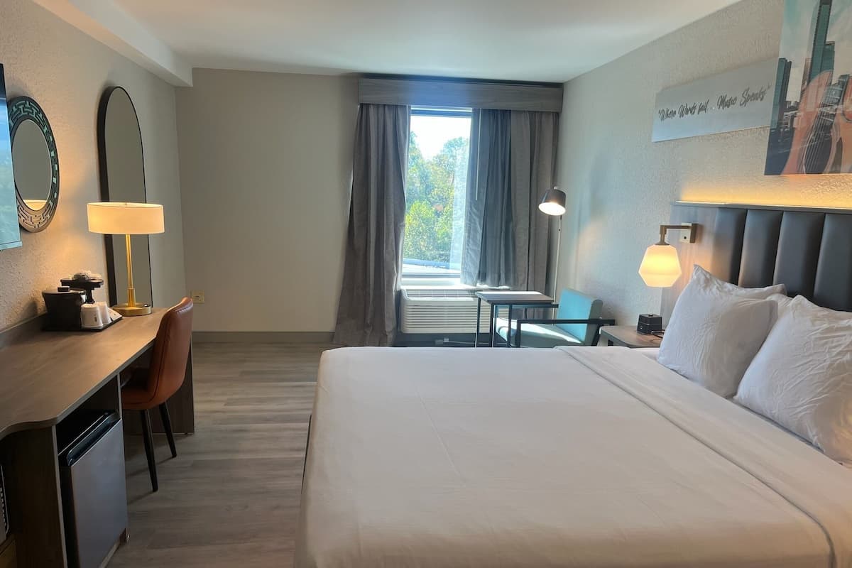 Quarto luxo, 1 cama King, para não fumantes | Escrivaninha, quartos à prova de som, ferros/tábuas de passar roupa