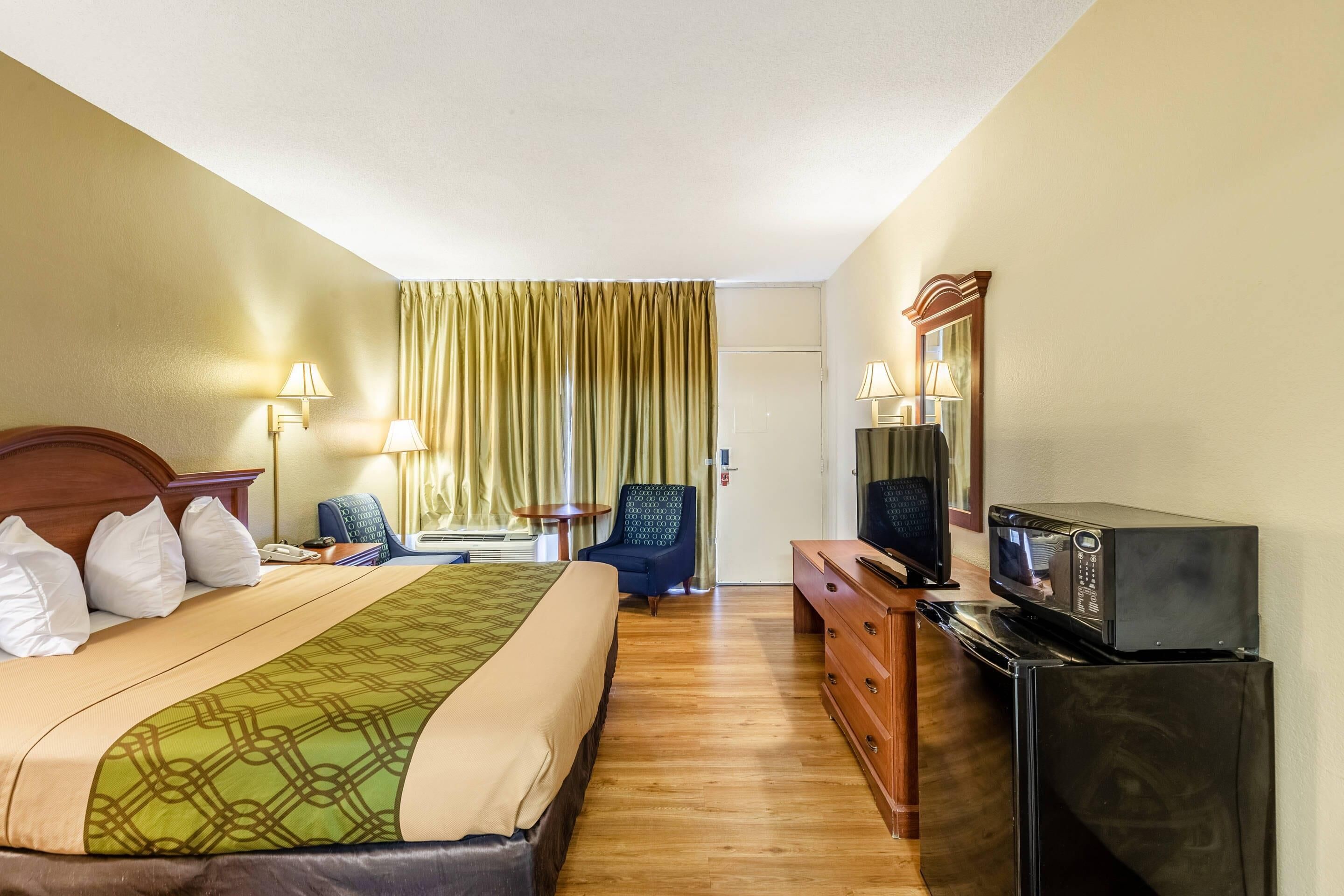 Quarto, 1 cama King, acessível, para não fumantes | Cortinas blackout, ferros/tábuas de passar roupa, Wi-Fi de cortesia