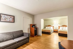 Quarto standard, várias camas, para não fumantes | Cortinas blackout, ferros/tábuas de passar roupa, Wi-Fi de cortesia