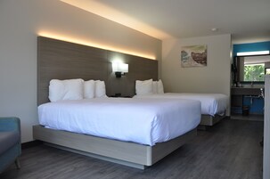 Quarto Standard, 2 camas queen-size, não fumadores, frigorífico e micro-ondas | Camas de colchão pillowtop, cortinas/cortinados opacos 