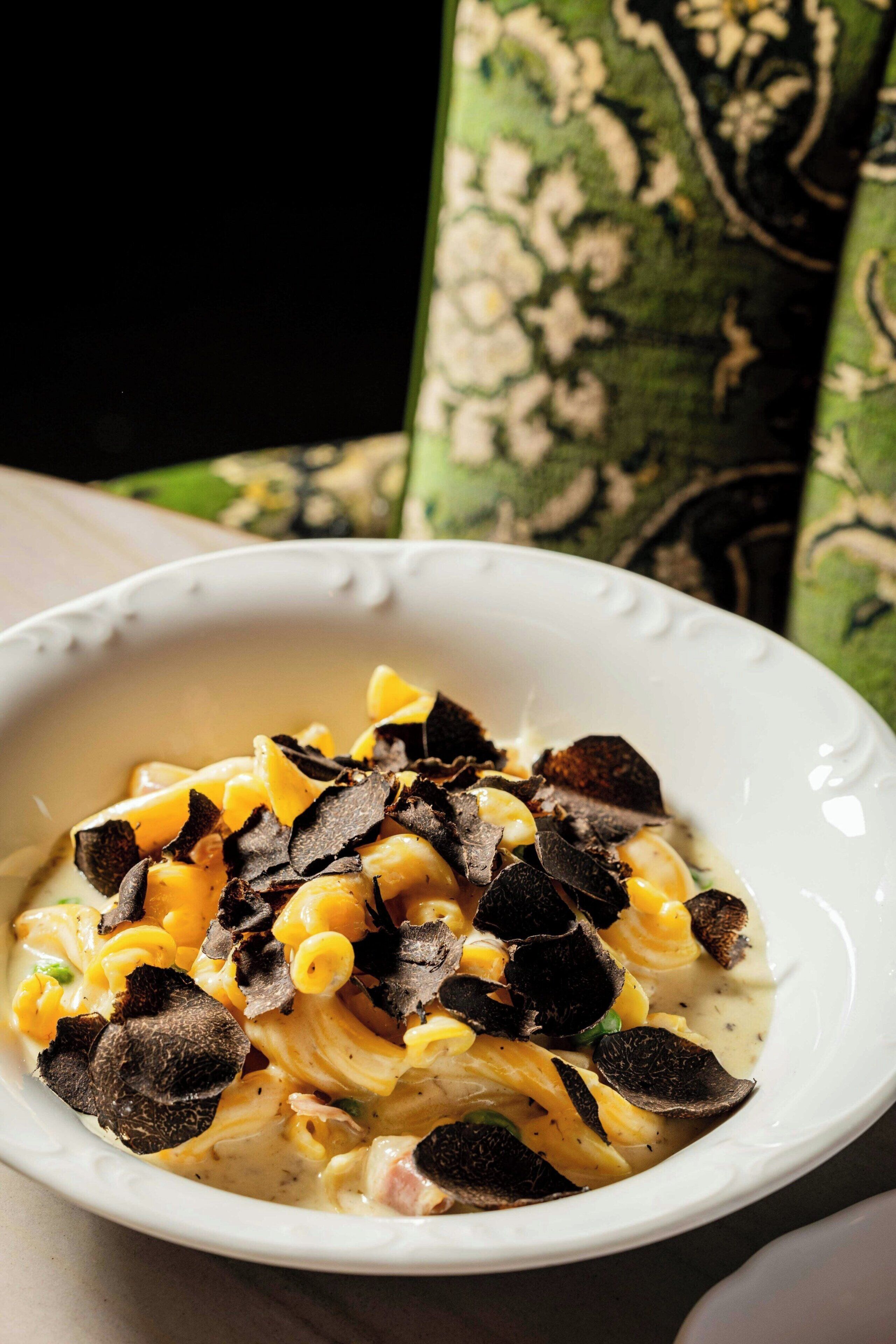 Uma tigela com comida, milho e raspas de chocolate.