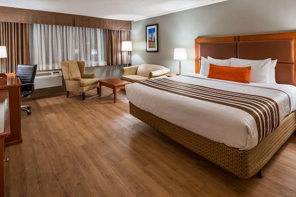 Roupa hipoalergénica, cofre no quarto, secretária