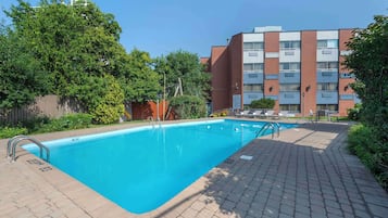 Piscina exterior sazonal