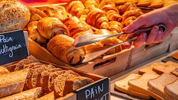 Café da manhã com buffet todos os dias (EUR 11.90 por pessoa)