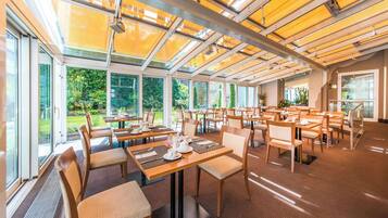 Café da manhã com buffet todos os dias (EUR 22 por pessoa)