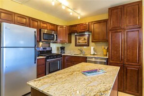 Suite, 1 quarto, vista para o jardim | Cozinha privada | Um frigorífico, um micro-ondas, um forno, uma cafeteira/bule 