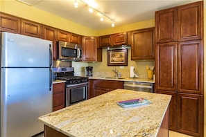 Suite, 1 quarto, vista para o jardim | Cozinha privada | Um frigorífico, um micro-ondas, um forno, uma cafeteira/bule