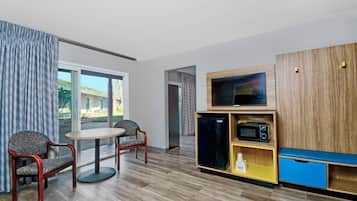 Suite Deluxe, 1 quarto, acessível, não fumadores (Mobility, Roll-In-Shower) | Edredões de penas, cofre no quarto, secretária