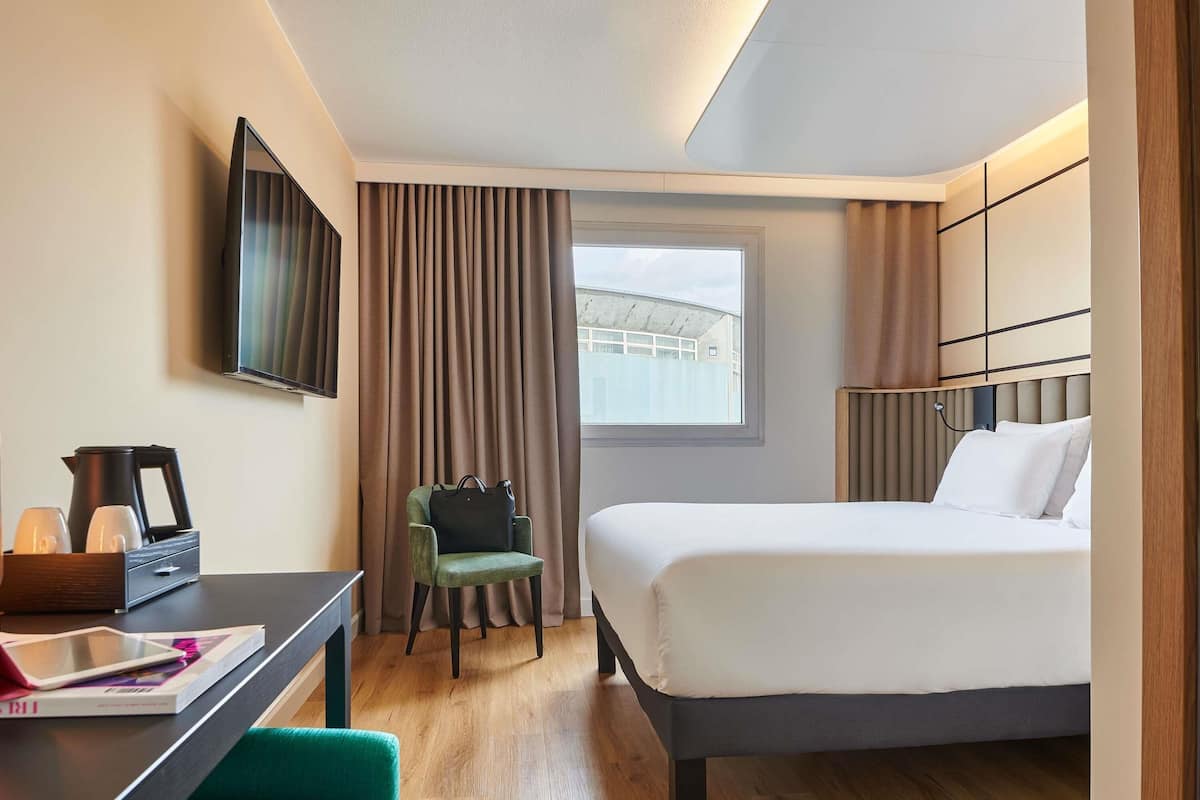 Cofres nos quartos, escrivaninha, cortinas blackout