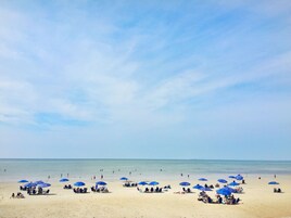 Praia particular, espreguiçadeiras, guarda-sóis, toalhas de praia 