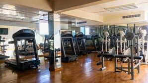 Academia com esteiras Landice, aparelhos de musculação e um espelho grande.
