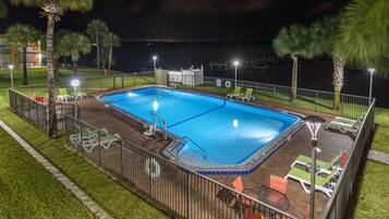 Piscina exterior, espreguiçadeiras