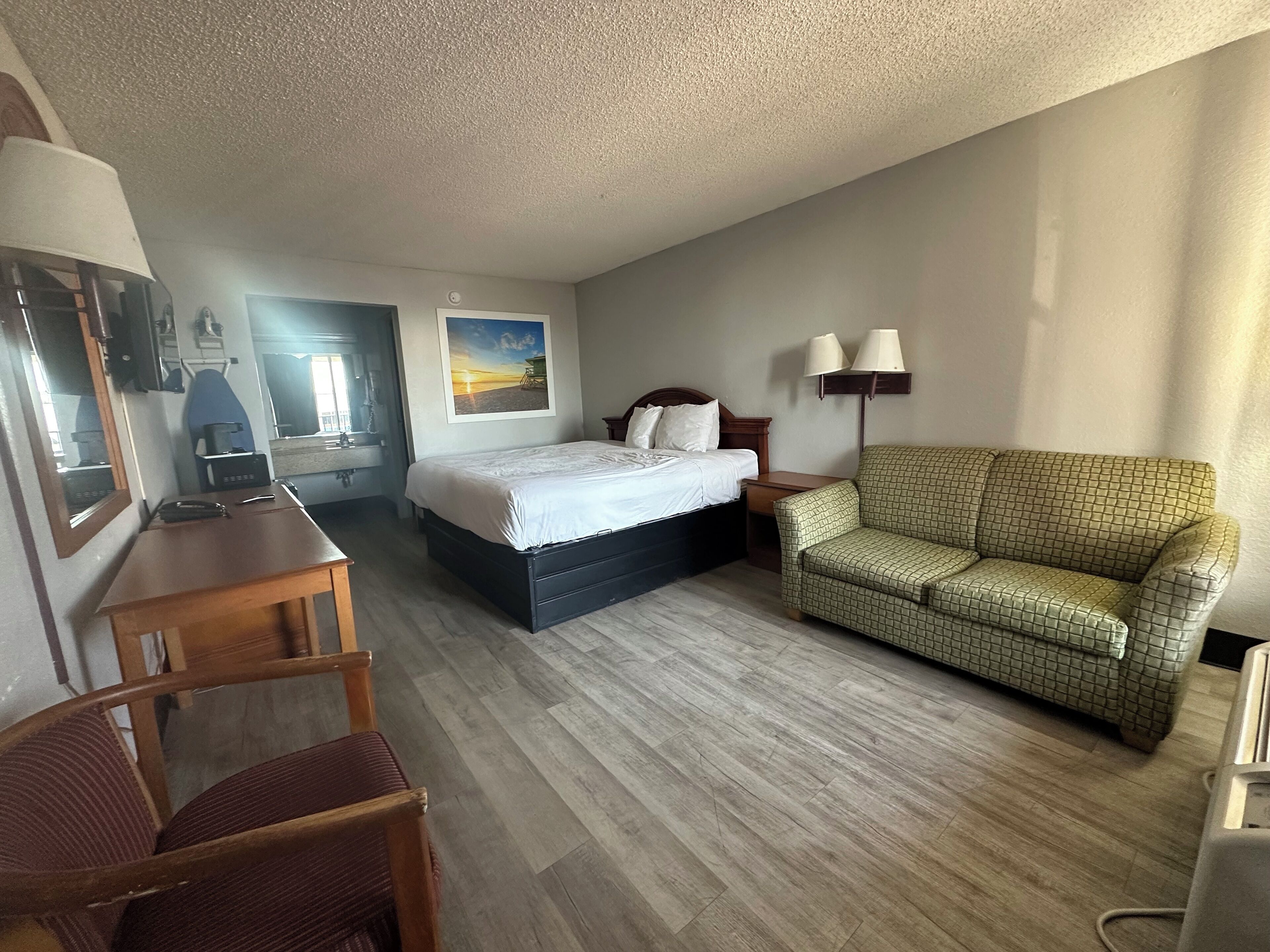 Quarto standard, 1 cama King, para não fumantes | Cofres nos quartos, escrivaninha, ferros/tábuas de passar roupa