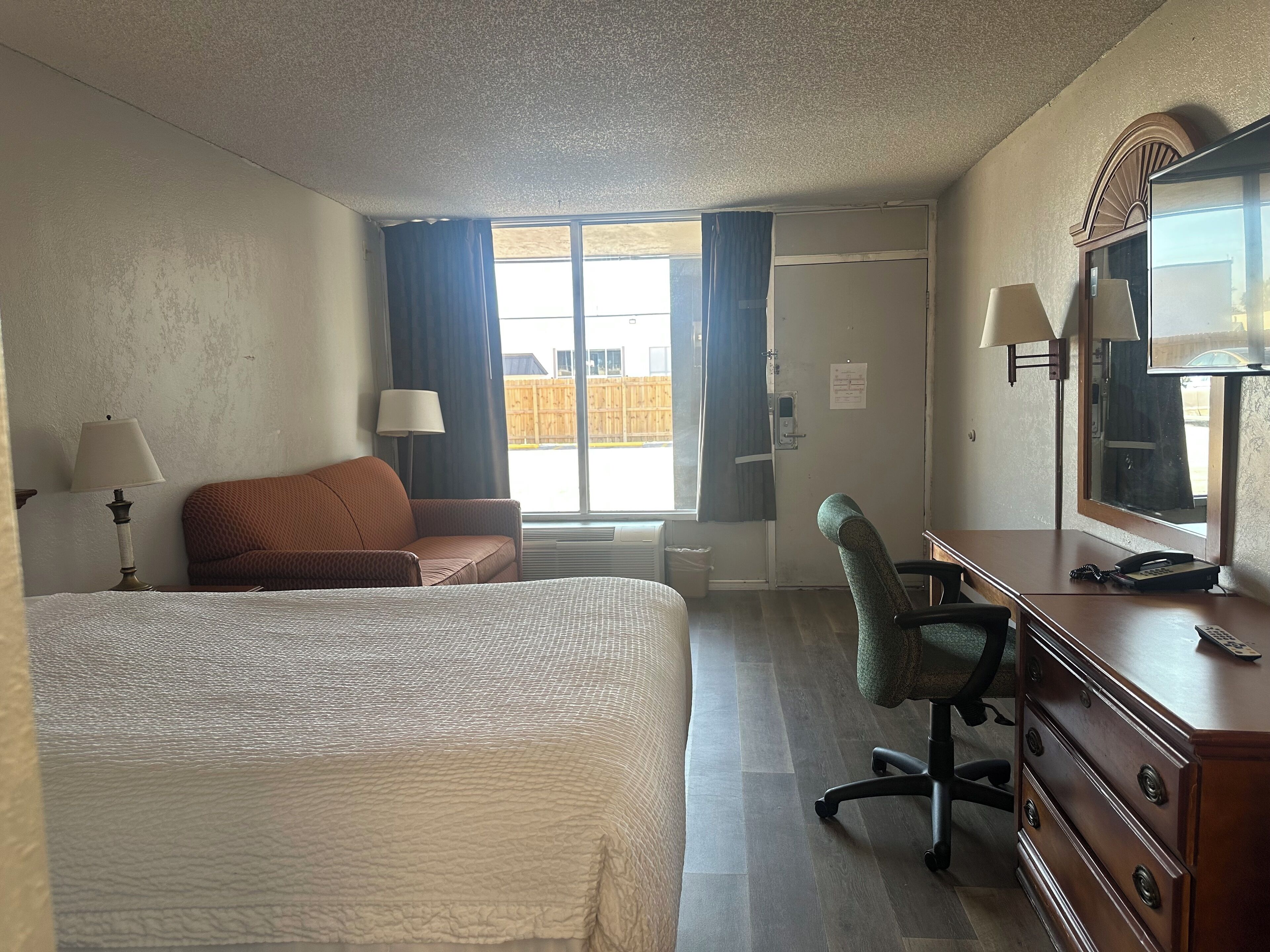 Quarto, 1 cama de casal, para não fumantes | Cofres nos quartos, escrivaninha, ferros/tábuas de passar roupa