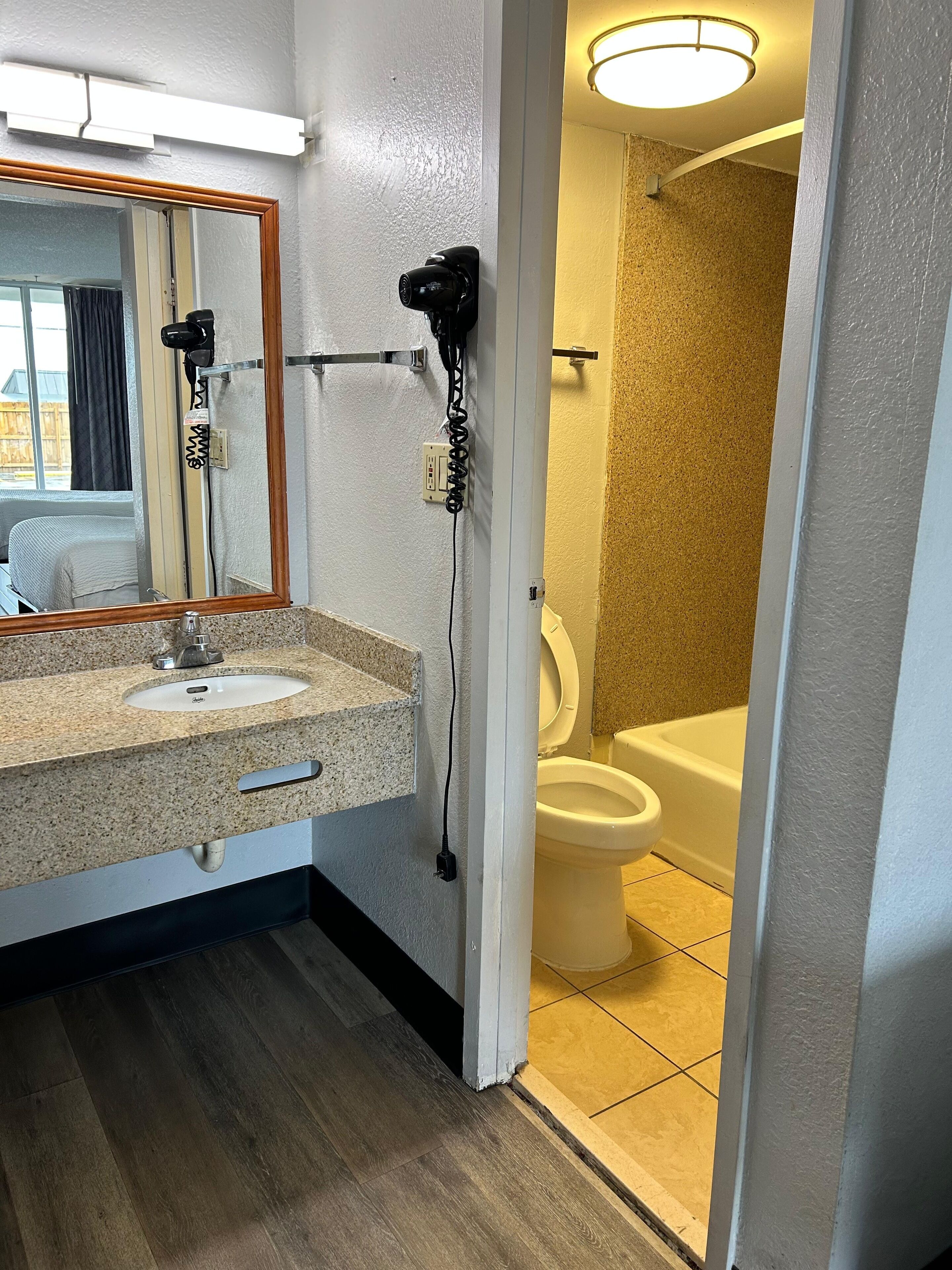 Banheira de imersão, produtos de toalete grátis, secador de cabelo 