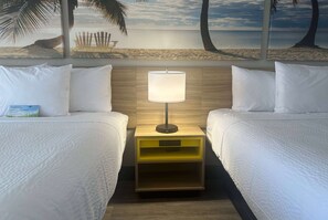 Quarto, 2 camas Queen, para não fumantes | Cofres nos quartos, escrivaninha, ferros/tábuas de passar roupa