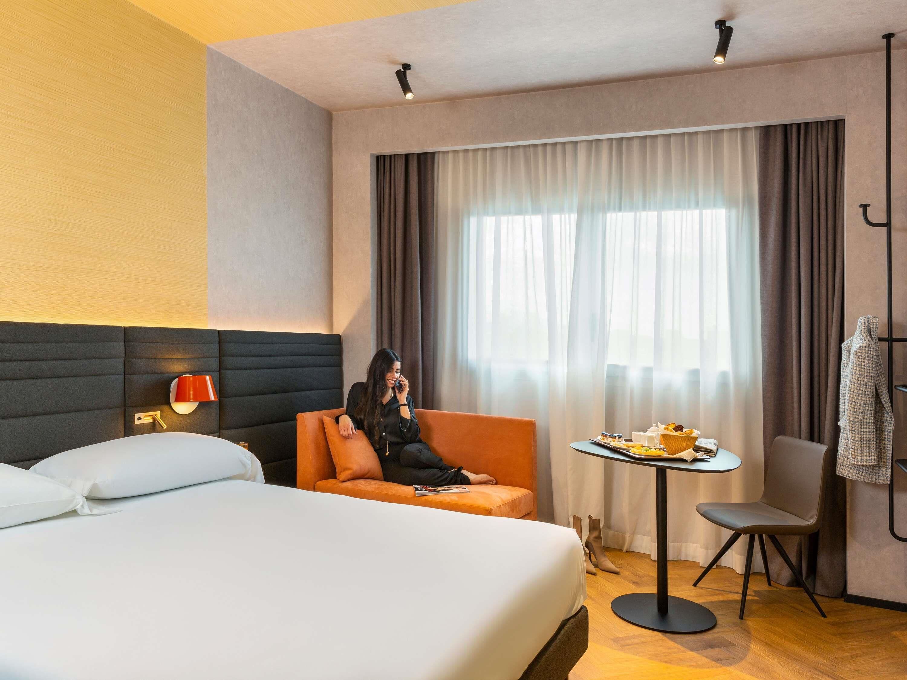 Quarto Superior, 1 cama king-size e sofá-cama | Roupa de alta qualidade, minibar, cofre no quarto, secretária 