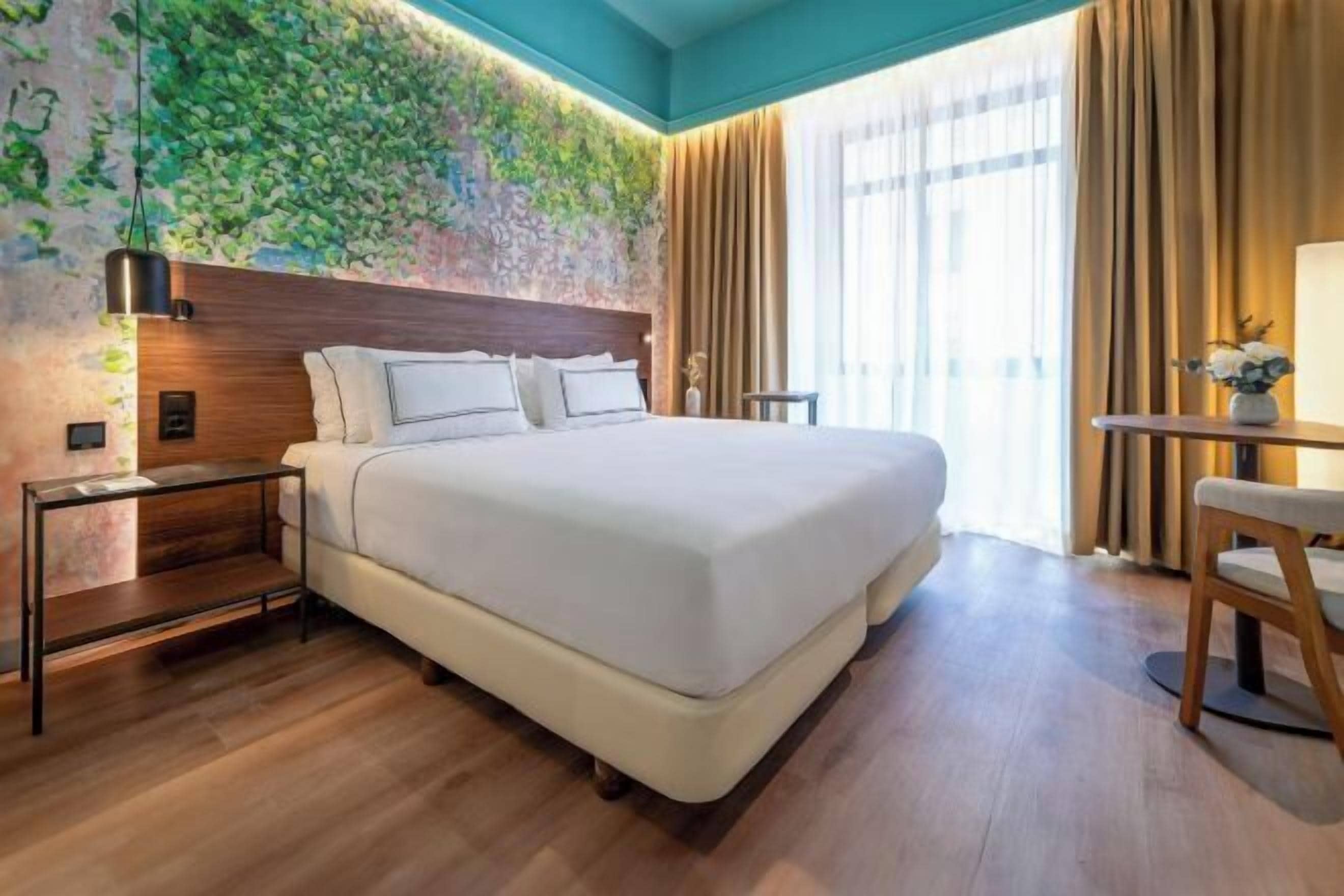 Roupa de alta qualidade, minibar, cofre com capacidade para portátil 