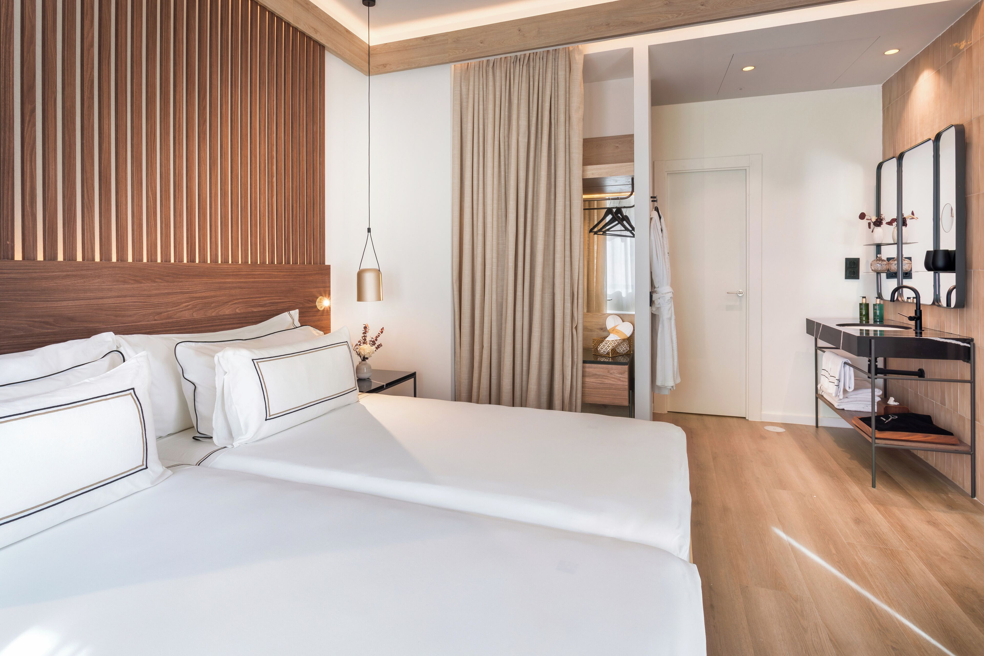 Roupas de cama premium, frigobar, cofres nos quartos, cortinas blackout