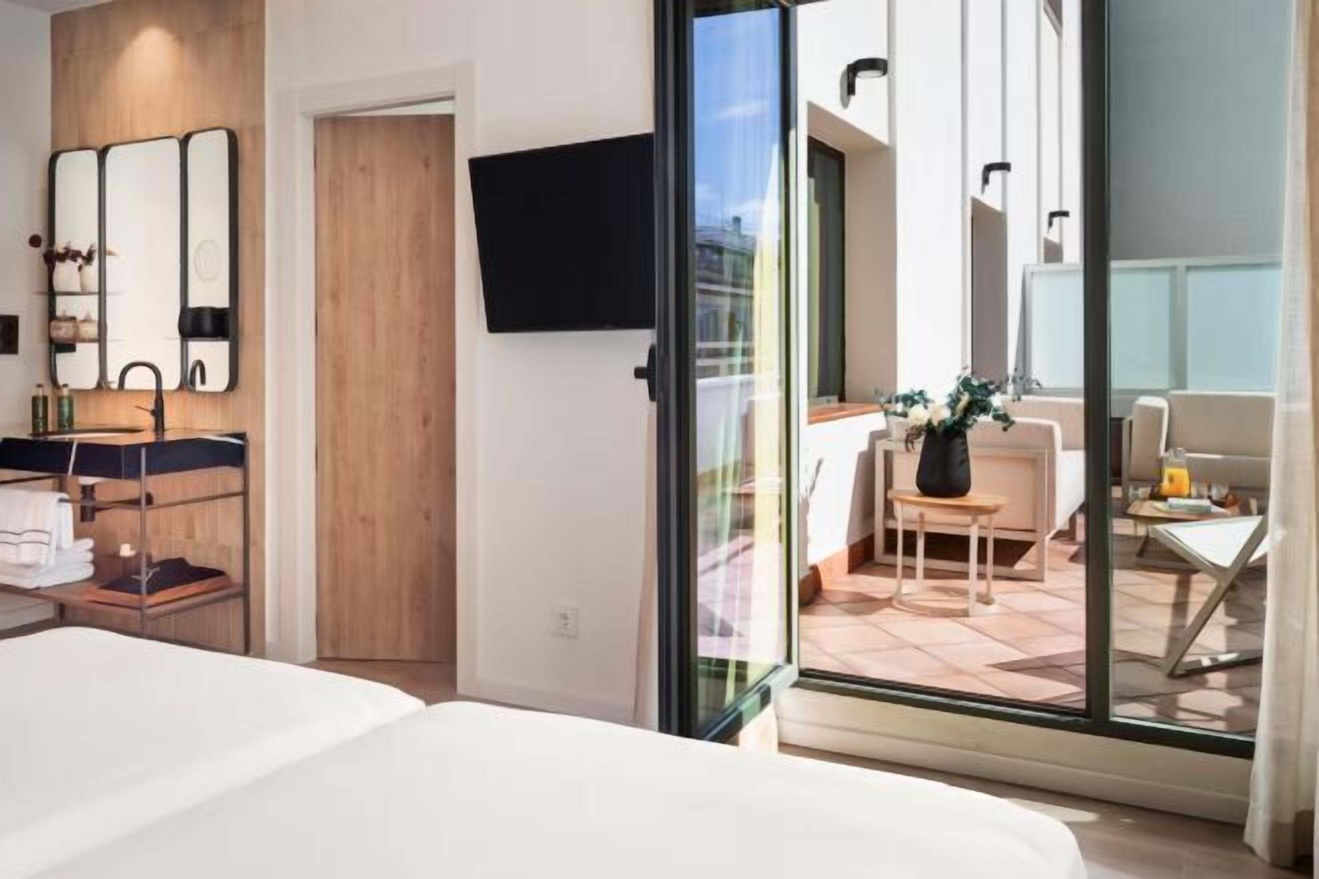 Roupa de alta qualidade, minibar, cofre com capacidade para portátil 