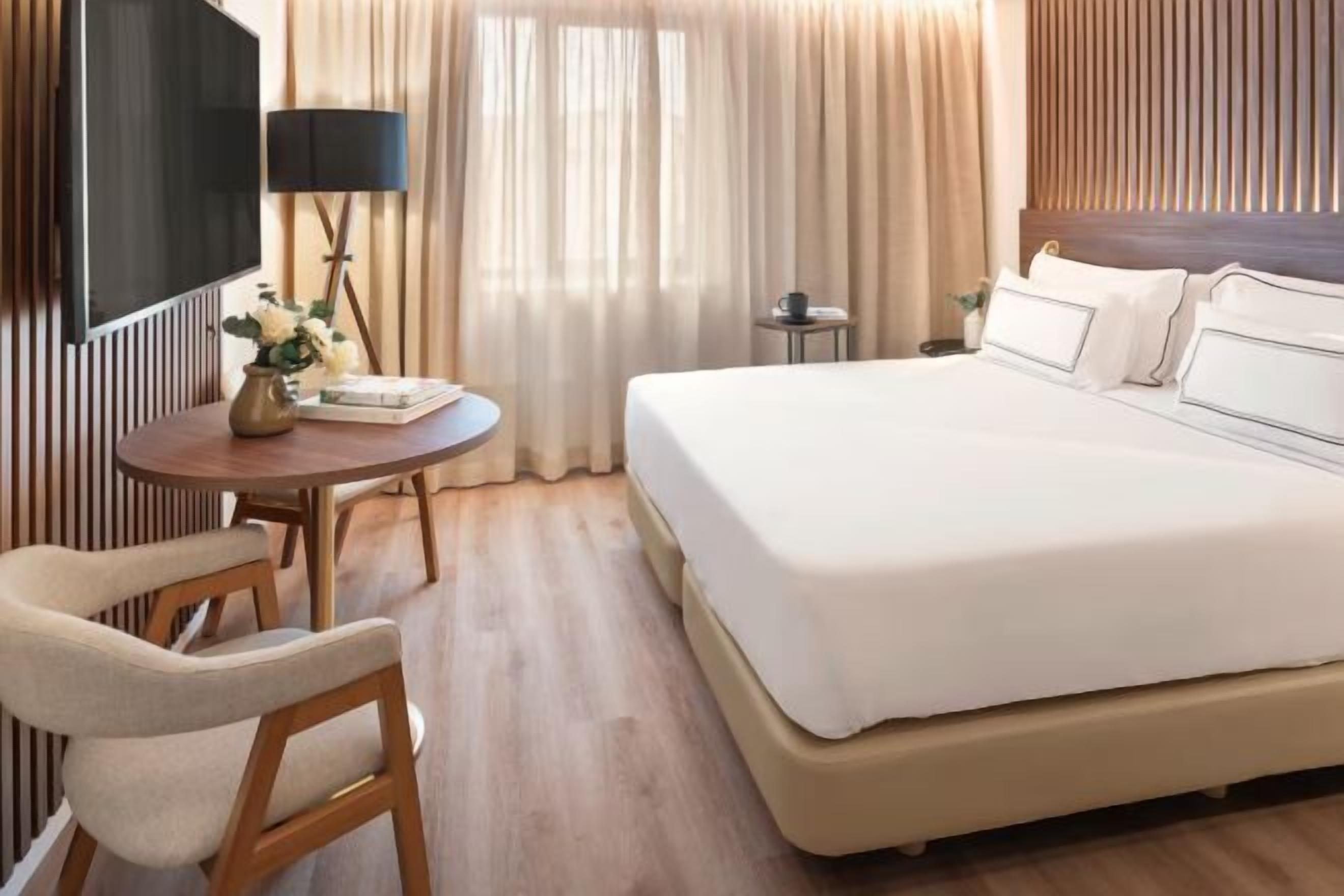 Roupa de alta qualidade, minibar, cofre com capacidade para portátil 