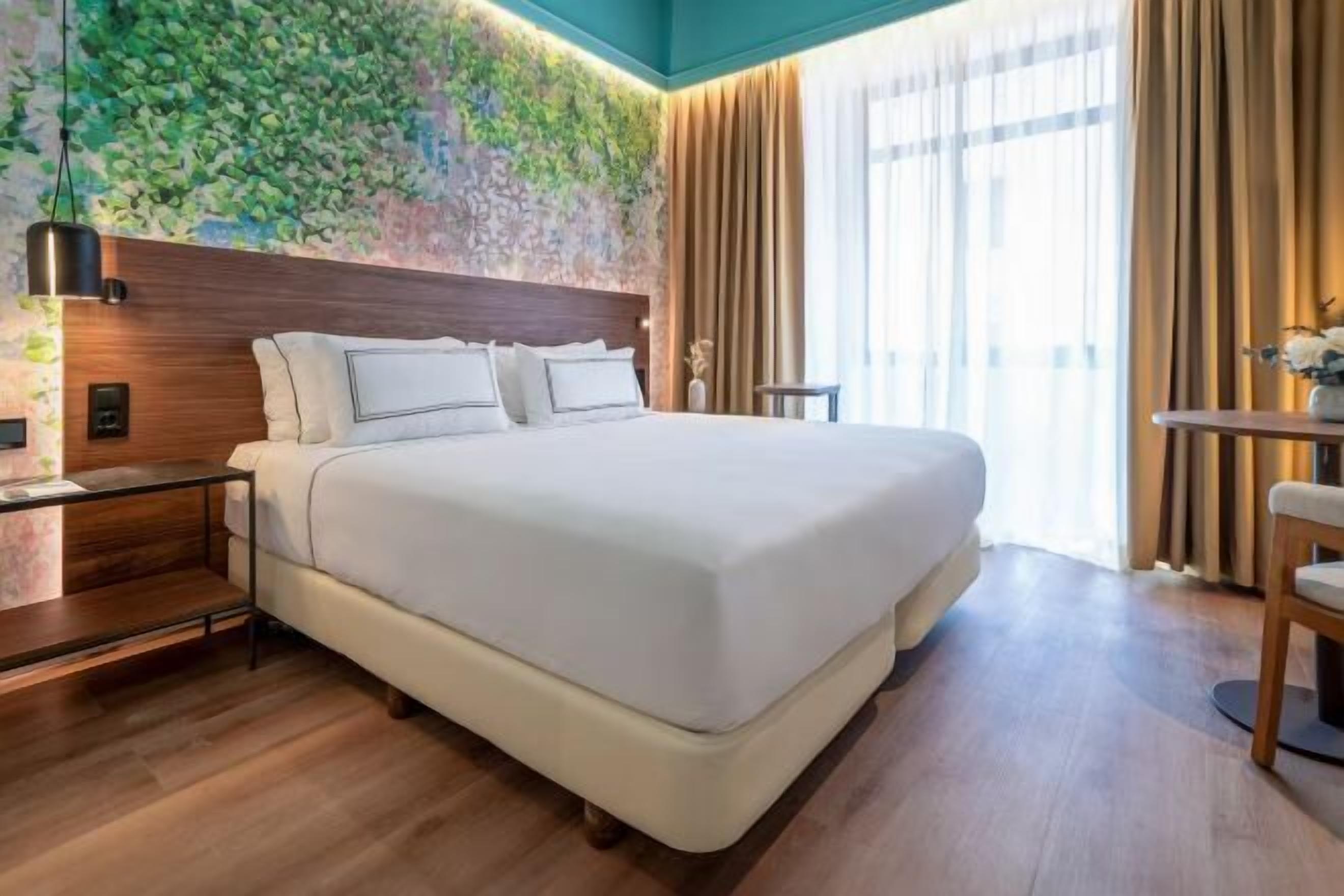 Roupa de alta qualidade, minibar, cofre com capacidade para portátil 