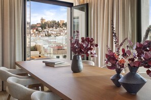 Suíte (Master Suite The Level) | Roupas de cama premium, frigobar, cofres nos quartos, cortinas blackout