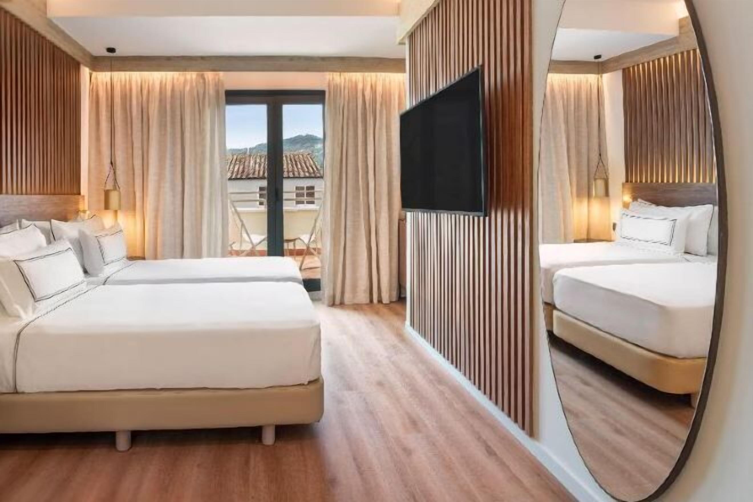 Roupas de cama premium, frigobar, cofres nos quartos, cortinas blackout