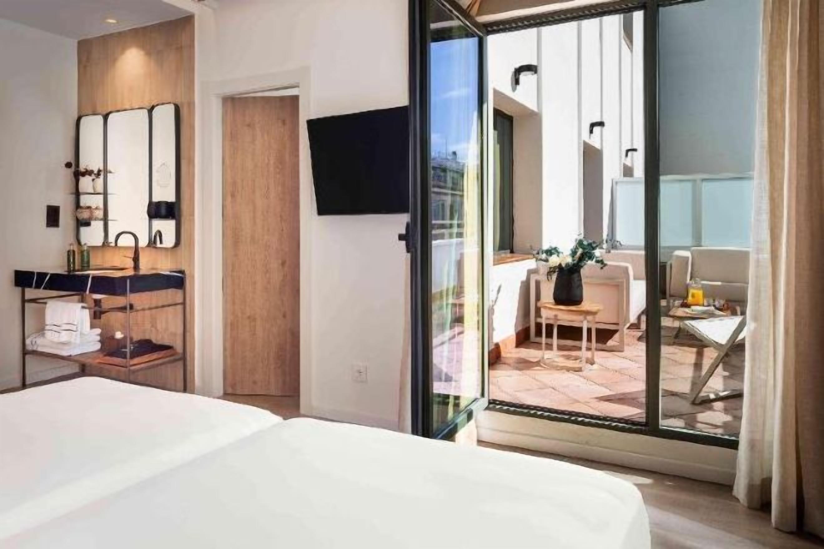 Roupas de cama premium, frigobar, cofres nos quartos, cortinas blackout