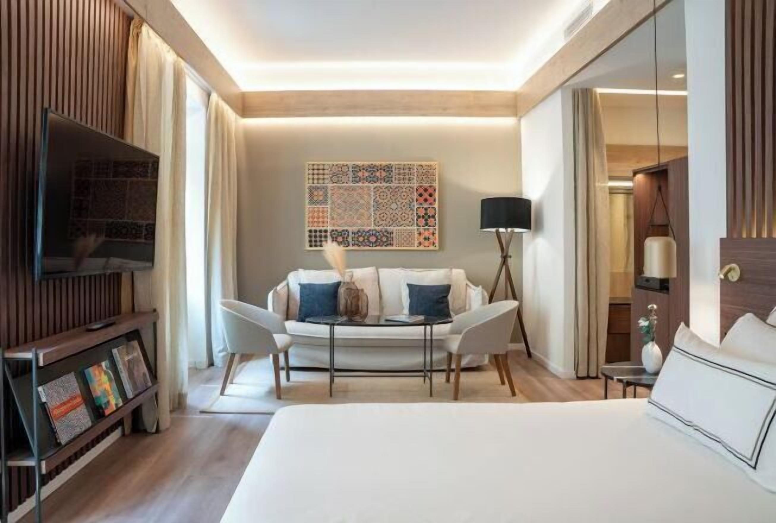 Roupa de alta qualidade, minibar, cofre com capacidade para portátil 