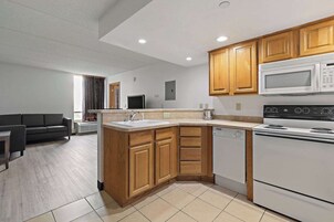 Apartamento, 1 cama King, acessível, para não fumantes (Mobility/Hearing, Tub w/Grab bars) | Roupas de cama premium, edredons de pluma, camas com colchões pillow-top