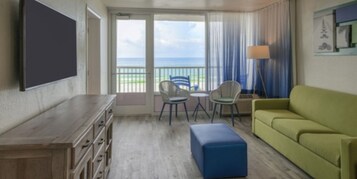 Suite Júnior, várias camas, vista para a piscina | Sala de estar | Televisor de 50 polegadas com canais via satélite 