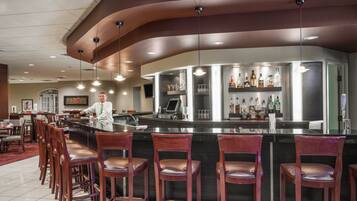 Este bar no lobby do hotel