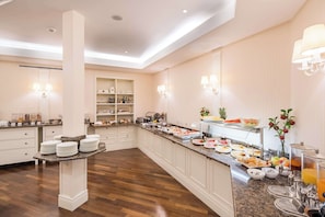 Café da manhã com buffet todos os dias mediante uma taxa