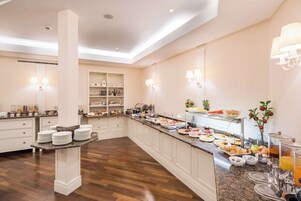 Café da manhã com buffet todos os dias mediante uma taxa