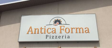 Placa para a pizzaria Antica Forma.