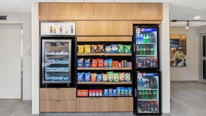 Máquina de vendas com petiscos e bebidas, incluindo Doritos e Pepsi.