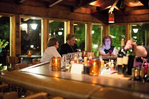 Serviço de jantar, restaurante ao ar livre 