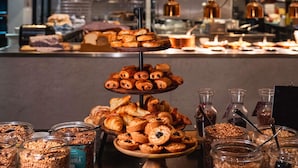 Buffet com diversos pastéis e barras de granola.