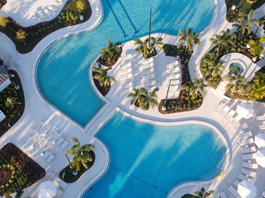 2 piscinas exteriores, toldos (sobretaxa), guarda-sóis