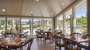 3 restaurantes, é servido café da manhã