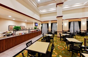Café da manhã com buffet grátis todos os dias