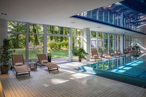 Piscina interna, funciona das 7h às 21h, espreguiçadeiras