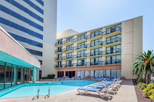 Piscina interior, piscina exterior sazonal, espreguiçadeiras 