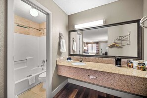 Quarto standard, 1 cama King, para não fumantes | Banheiro | Produtos de toalete grátis, secador de cabelo, toalhas de banho 